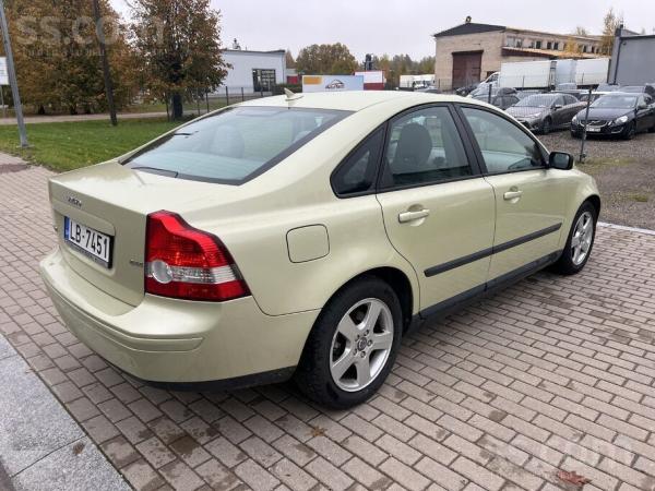 Green Volvo S40 2004 in Limbazi, with an engine capacity of 2.40 L and mileage of 183 thousand km for 2450 €, photo 5 on AUTOMOTO.COM.LV