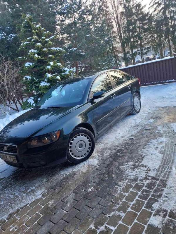 Green Volvo S40 2005 in Siauliai, with an engine capacity of 2.44 L and mileage of 259 thousand km for 1650 €, photo 2 on AUTOMOTO.COM.LV