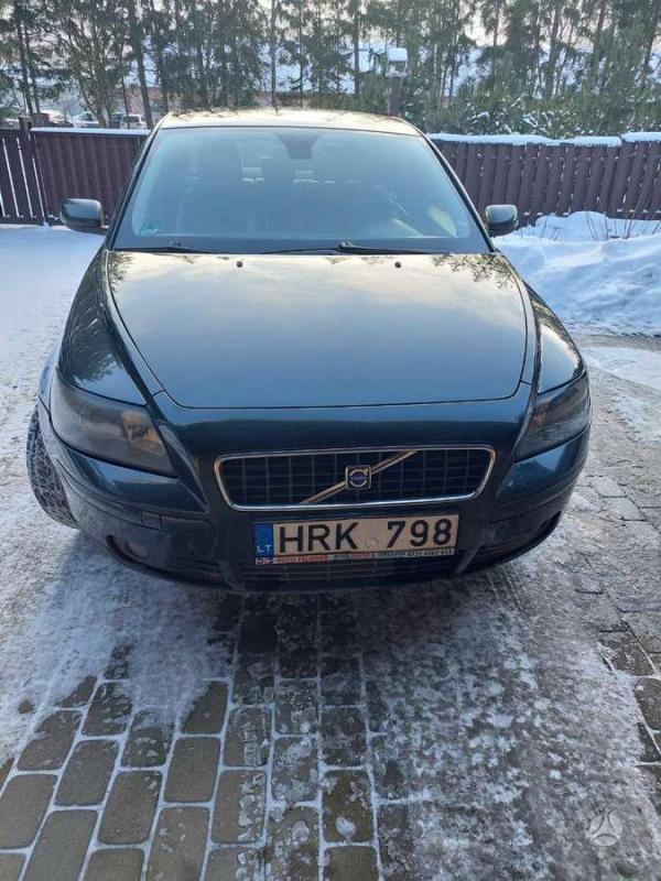 Green Volvo S40 2005 in Siauliai, with an engine capacity of 2.44 L and mileage of 259 thousand km for 1650 €, photo 5 on AUTOMOTO.COM.LV