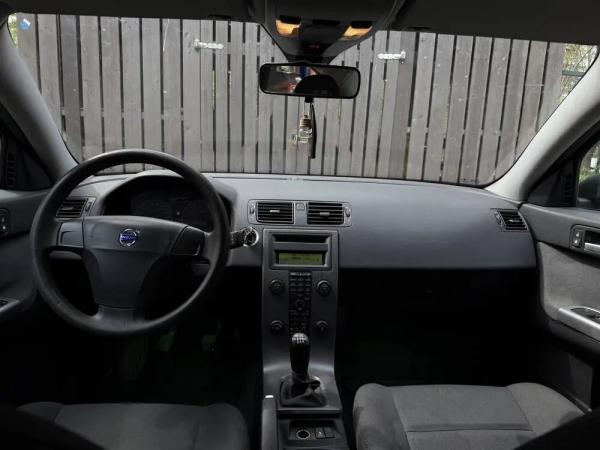 Green Volvo S40 2006 in Riga, with an engine capacity of 1.80 L and mileage of 314 thousand km for 1590 €, photo 8 on AUTOMOTO.COM.LV