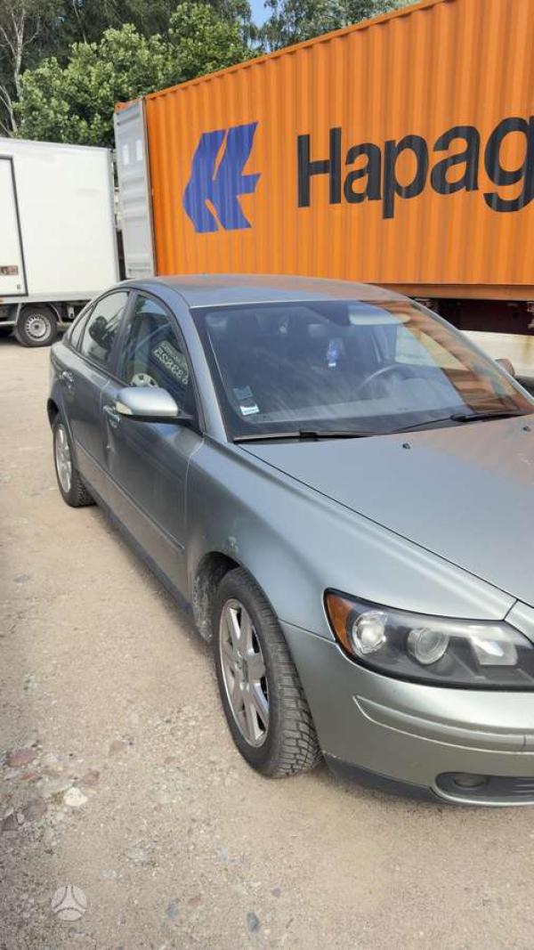 Green Volvo S40 2007 in Palanga, with an engine capacity of 2.00 L and mileage of 260 thousand km for 1450 €, photo 2 on AUTOMOTO.COM.LV