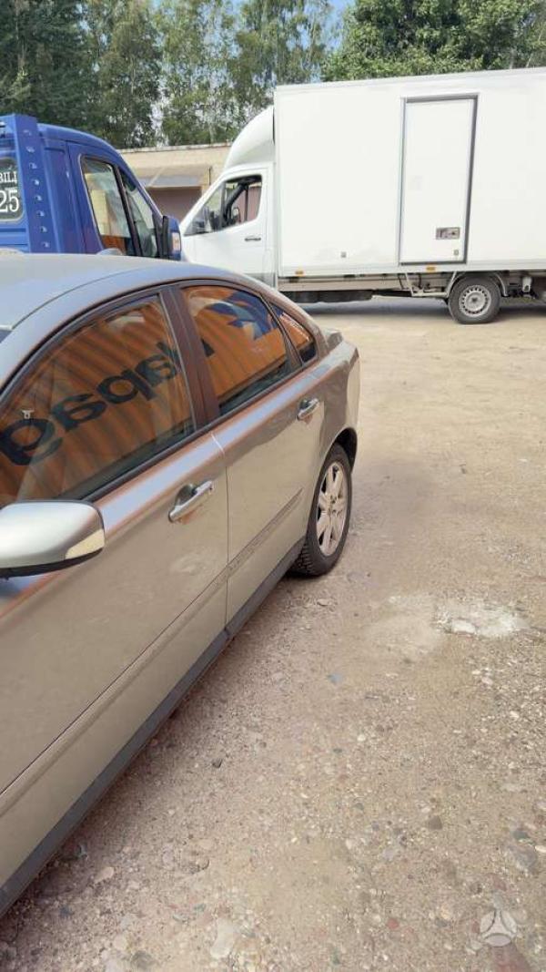 Green Volvo S40 2007 in Palanga, with an engine capacity of 2.00 L and mileage of 260 thousand km for 1450 €, photo 4 on AUTOMOTO.COM.LV