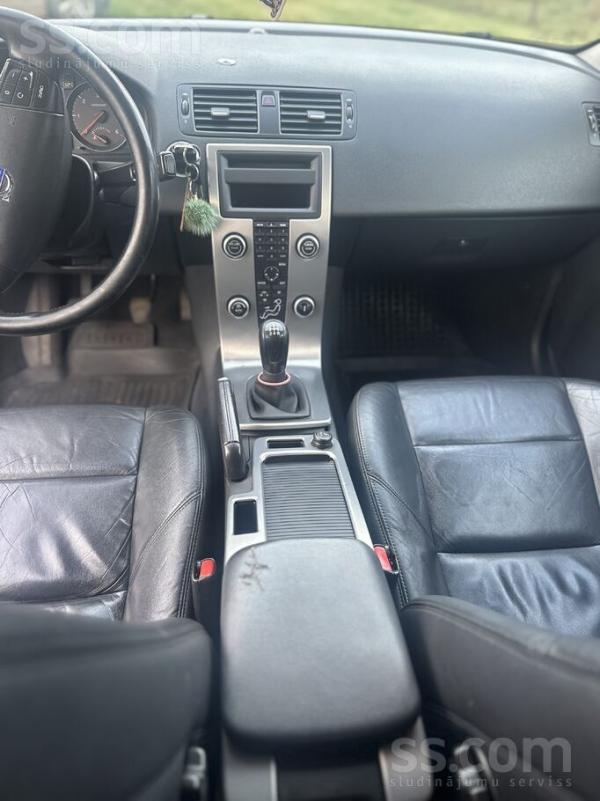 Grey Volvo S40 2008 in Talsi, with an engine capacity of 1.60 L and mileage of 301 thousand km for 1900 €, photo 4 on AUTOMOTO.COM.LV