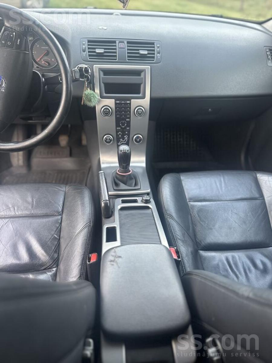 Grey Volvo S40 2008 in Talsi, with an engine capacity of 1.60 L and mileage of 301 thousand km for 1900 €, photo 5 on AUTOMOTO.COM.LV