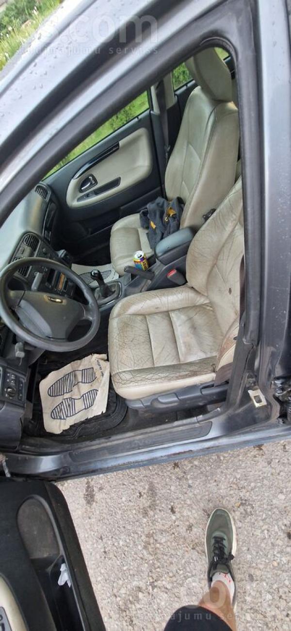 Grey Volvo S40 2003 in Valmiera, with an engine capacity of 1.80 L and mileage of 311 thousand km for 450 €, photo 8 on AUTOMOTO.COM.LV
