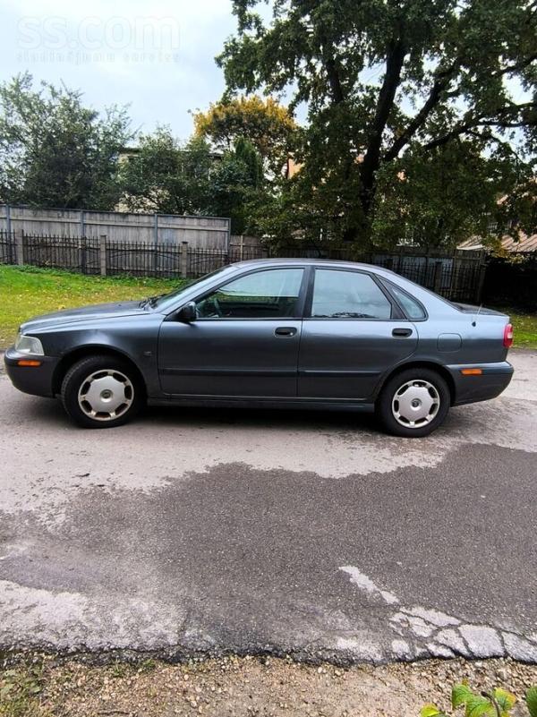 Grey Volvo S40 2003 in Riga, with an engine capacity of 1.90 L and mileage of 273 thousand km for 700 €, photo 4 on AUTOMOTO.COM.LV