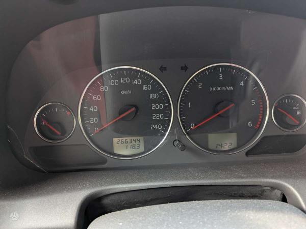 Grey Volvo S40 2003 in Vilnius, with an engine capacity of 1.87 L and mileage of 266 thousand km for 460 €, photo 3 on AUTOMOTO.COM.LV