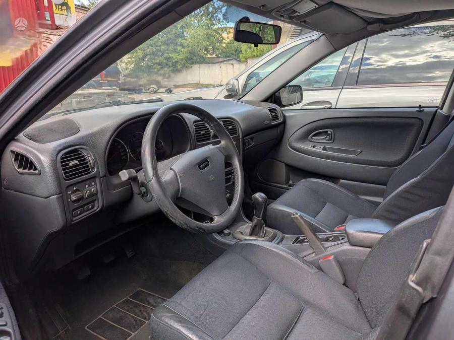 Grey Volvo S40 2003 in Vilnius, with an engine capacity of 1.87 L and mileage of 266 thousand km for 460 €, photo 4 on AUTOMOTO.COM.LV