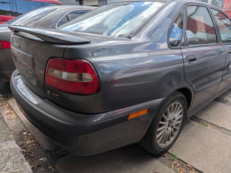 Grey Volvo S40 2003 in Vilnius, with an engine capacity of 1.87 L and mileage of 266 thousand km for 460 €, photo 7 on AUTOMOTO.COM.LV