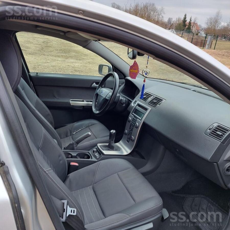 Pelēks Volvo S40 2004 Jēkabpils, ar dzinēja tilpumu 2.00 L un nobraukumu 333 tūkst. km par 400 €, foto 3 vietnē AUTOMOTO.COM.LV