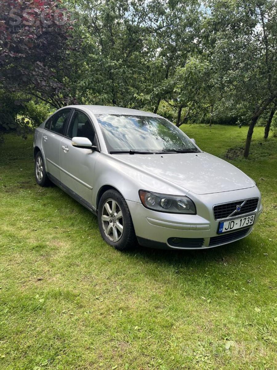 Pelēks Volvo S40 2004 Gulbene, ar dzinēja tilpumu 2.00 L un nobraukumu 350 tūkst. km par 1500 €, foto 1 vietnē AUTOMOTO.COM.LV