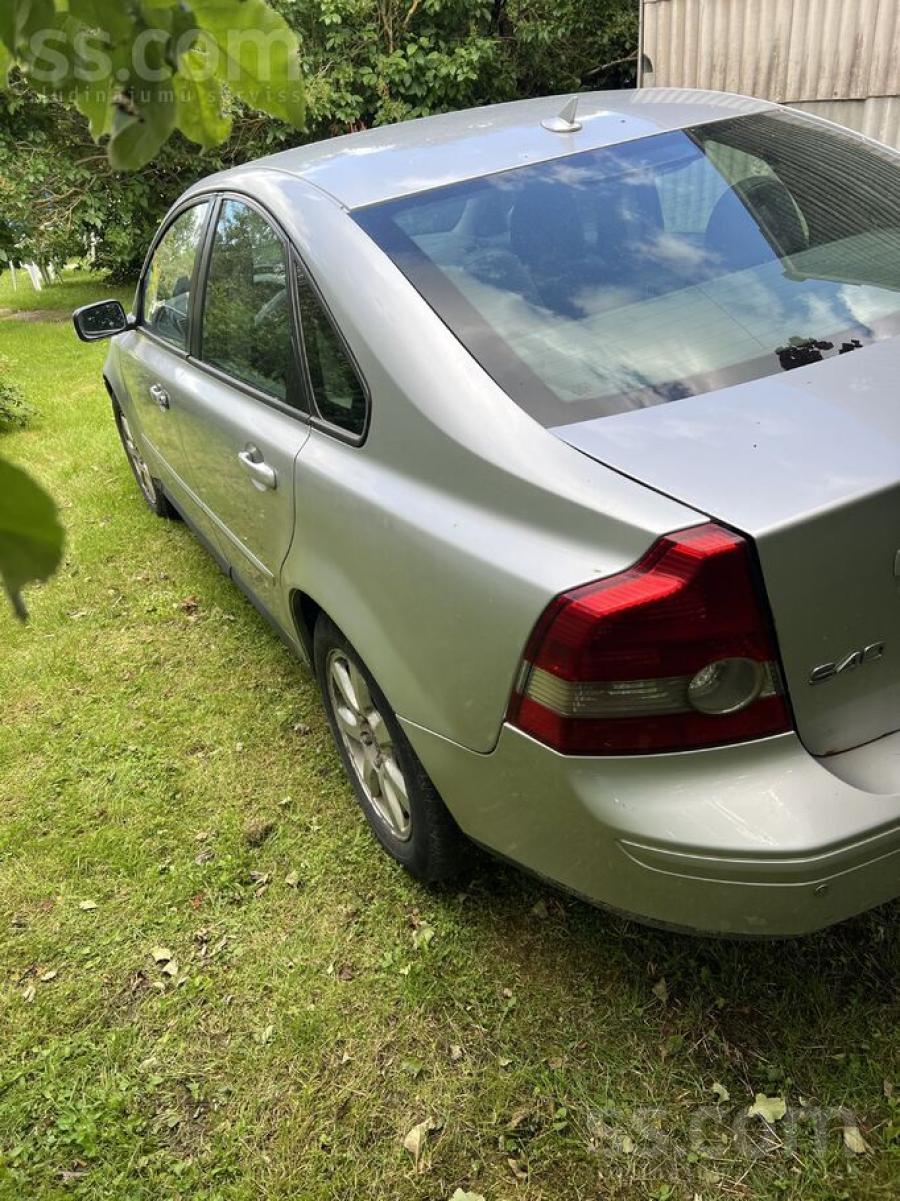 Pelēks Volvo S40 2004 Gulbene, ar dzinēja tilpumu 2.00 L un nobraukumu 350 tūkst. km par 1500 €, foto 2 vietnē AUTOMOTO.COM.LV