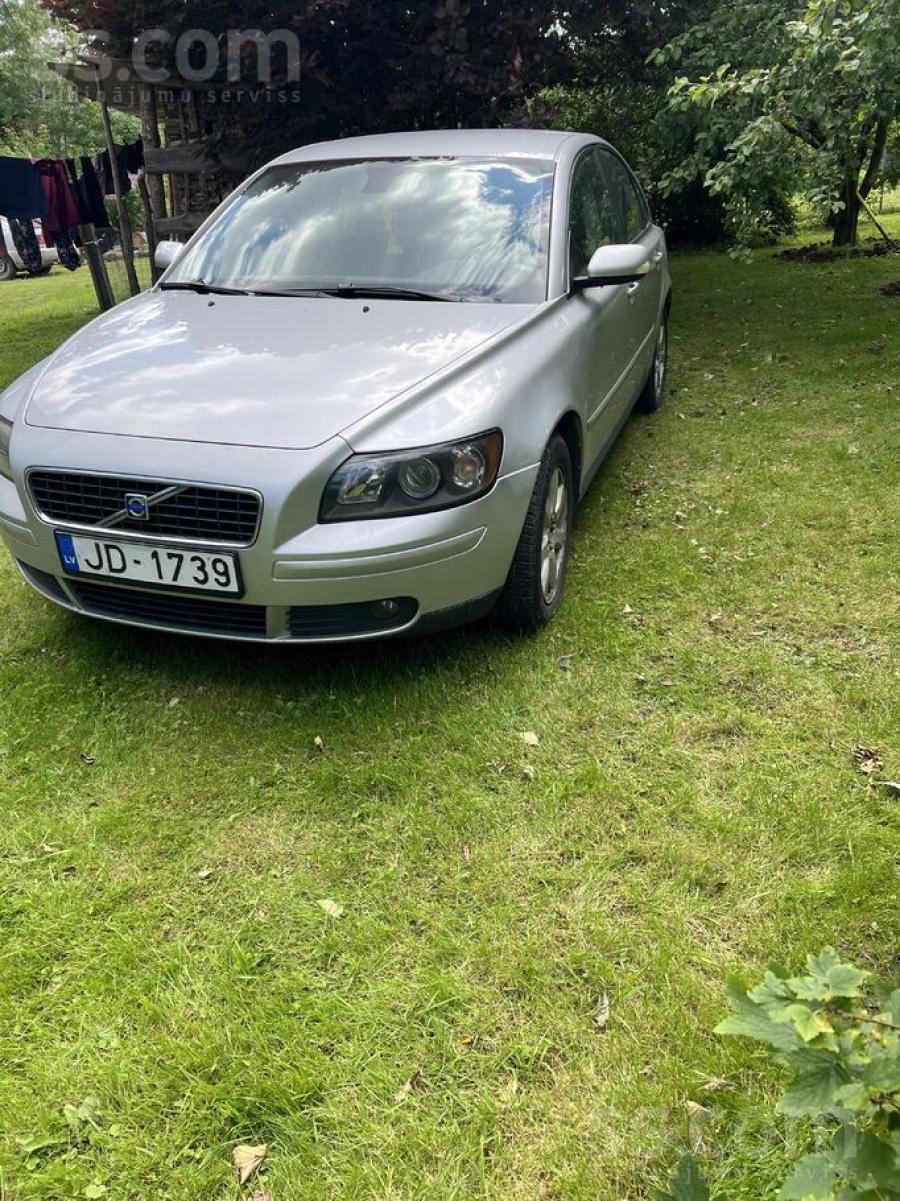 Pelēks Volvo S40 2004 Gulbene, ar dzinēja tilpumu 2.00 L un nobraukumu 350 tūkst. km par 1500 €, foto 3 vietnē AUTOMOTO.COM.LV
