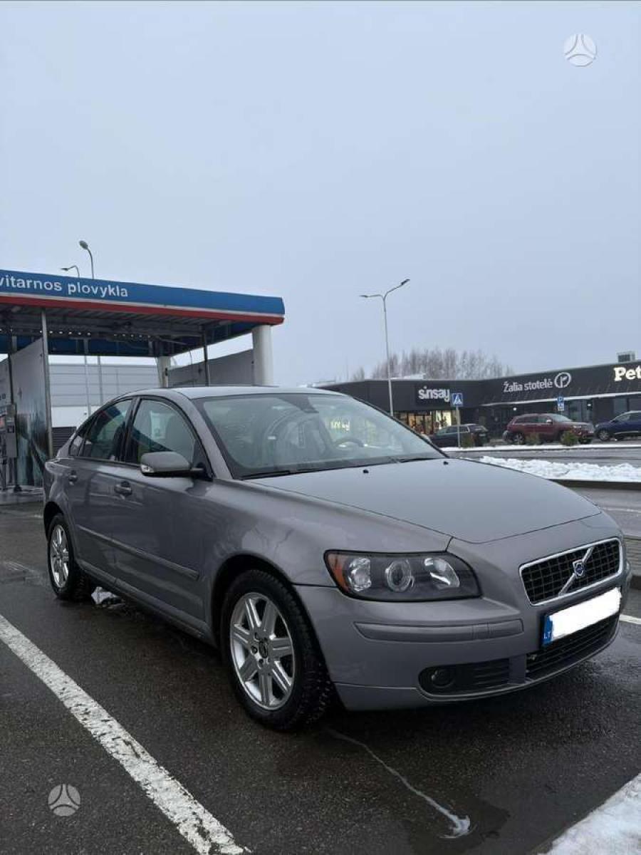 Grey Volvo S40 2004 in Vilnius, with an engine capacity of 2.44 L and mileage of 290 thousand km for 2350 €, photo 1 on AUTOMOTO.COM.LV