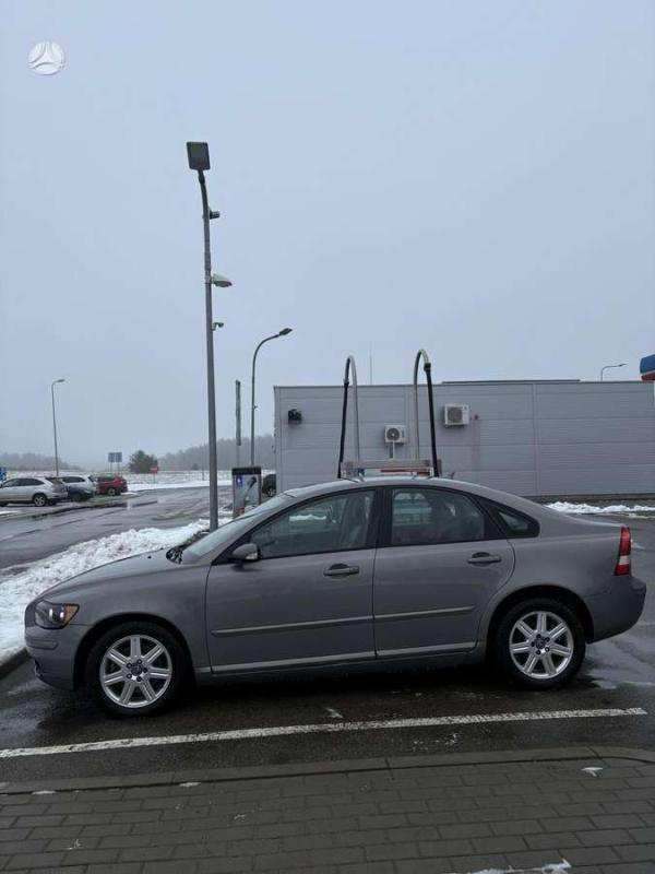 Grey Volvo S40 2004 in Vilnius, with an engine capacity of 2.44 L and mileage of 290 thousand km for 2350 €, photo 2 on AUTOMOTO.COM.LV
