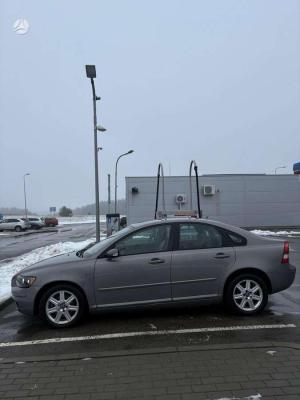 Grey Volvo S40 2004 in Vilnius, with an engine capacity of 2.44 L and mileage of 290 thousand km for 2350 €, photo 2 on AUTOMOTO.COM.LV