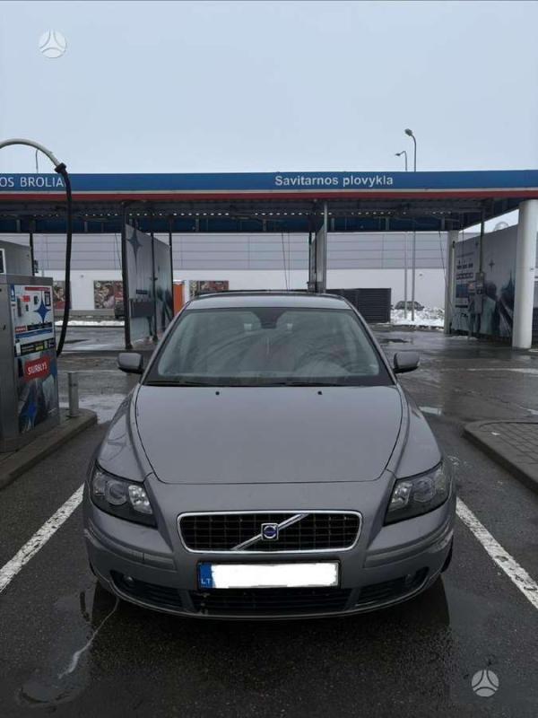 Grey Volvo S40 2004 in Vilnius, with an engine capacity of 2.44 L and mileage of 290 thousand km for 2350 €, photo 3 on AUTOMOTO.COM.LV