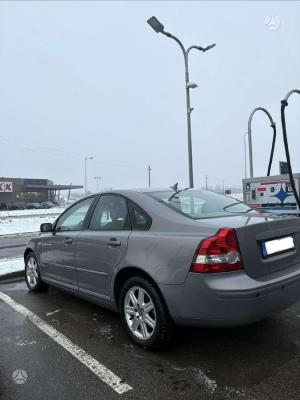 Grey Volvo S40 2004 in Vilnius, with an engine capacity of 2.44 L and mileage of 290 thousand km for 2350 €, photo 4 on AUTOMOTO.COM.LV