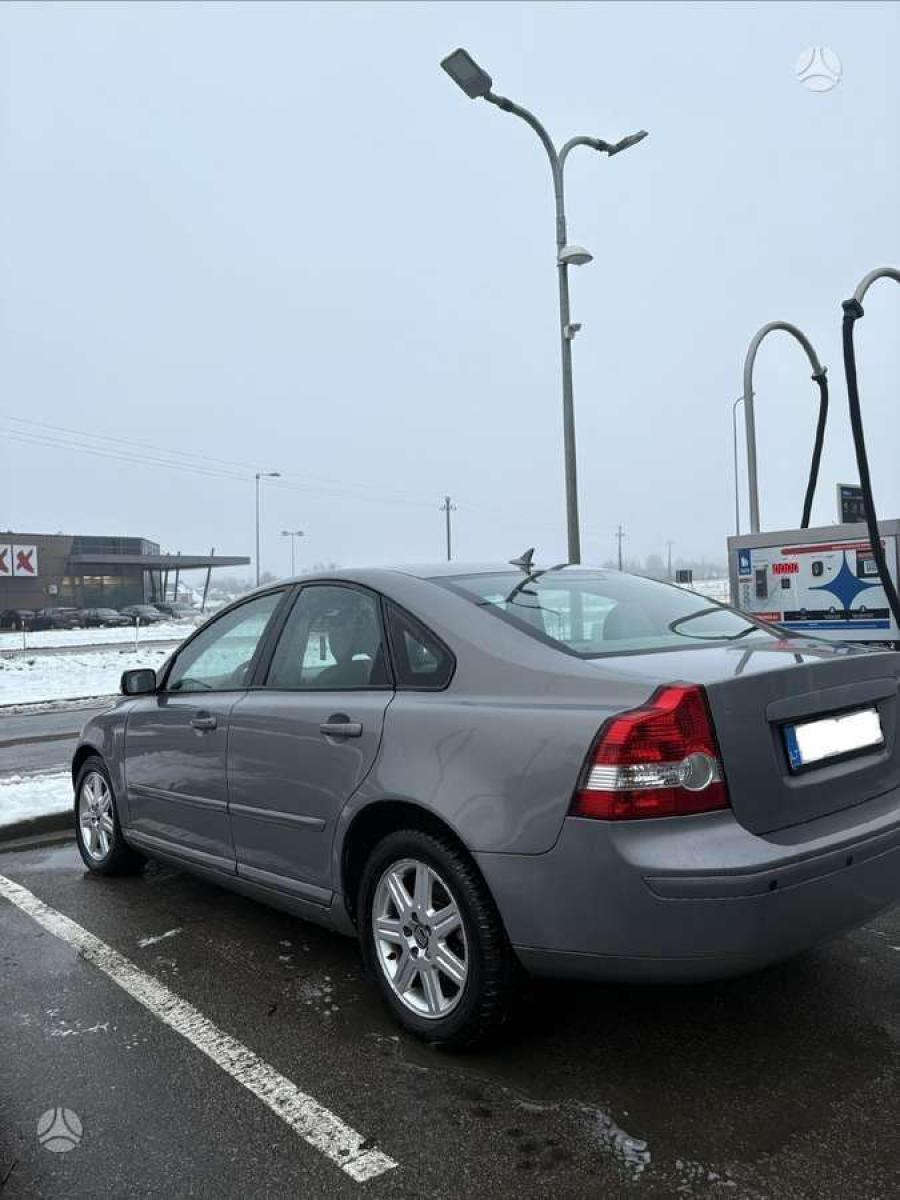 Grey Volvo S40 2004 in Vilnius, with an engine capacity of 2.44 L and mileage of 290 thousand km for 2350 €, photo 4 on AUTOMOTO.COM.LV