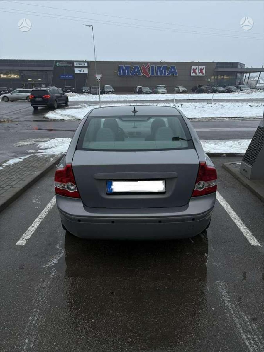 Grey Volvo S40 2004 in Vilnius, with an engine capacity of 2.44 L and mileage of 290 thousand km for 2350 €, photo 5 on AUTOMOTO.COM.LV