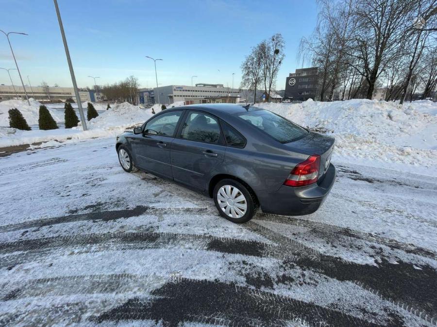 Grey Volvo S40 2004 in Kaunas, with an engine capacity of 2.00 L and mileage of 326 thousand km for 1600 €, photo 1 on AUTOMOTO.COM.LV