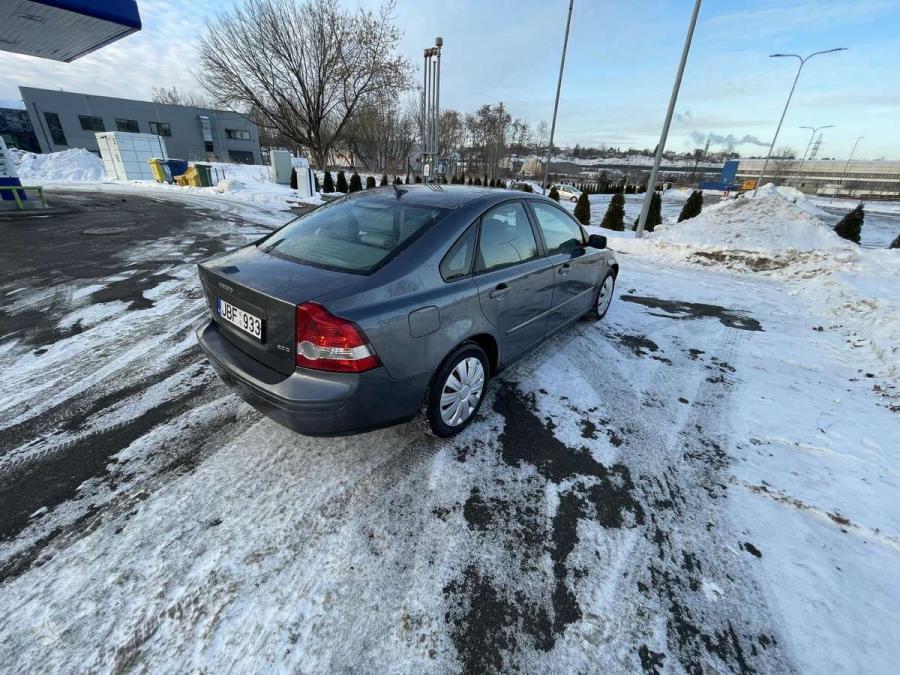 Grey Volvo S40 2004 in Kaunas, with an engine capacity of 2.00 L and mileage of 326 thousand km for 1600 €, photo 3 on AUTOMOTO.COM.LV