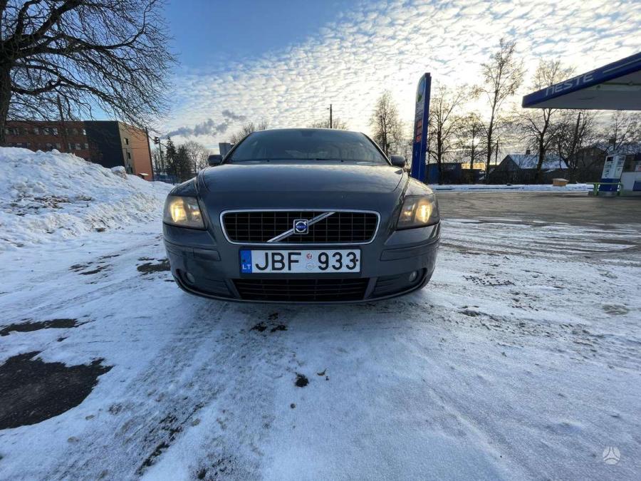 Grey Volvo S40 2004 in Kaunas, with an engine capacity of 2.00 L and mileage of 326 thousand km for 1600 €, photo 5 on AUTOMOTO.COM.LV