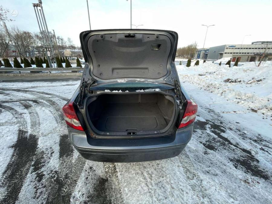 Grey Volvo S40 2004 in Kaunas, with an engine capacity of 2.00 L and mileage of 326 thousand km for 1600 €, photo 9 on AUTOMOTO.COM.LV