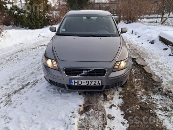 Pelēks Volvo S40 2004 Kuldīga, ar dzinēja tilpumu 2.00 L un nobraukumu 342 tūkst. km par 1700 €, foto 3 vietnē AUTOMOTO.COM.LV