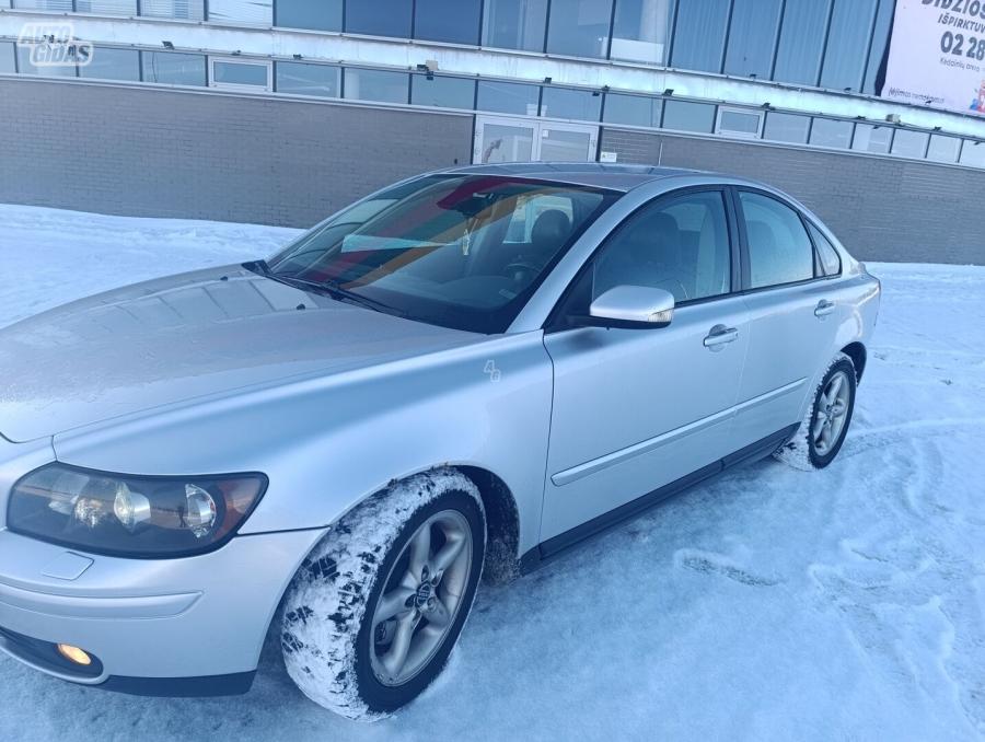 Pelēks Volvo S40 2004 Viļņa, ar dzinēja tilpumu 2.00 L un nobraukumu 320 tūkst. km par 1300 €, foto 1 vietnē AUTOMOTO.COM.LV
