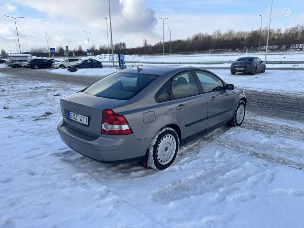 Pelēks Volvo S40 2004 Kauņa, ar dzinēja tilpumu 2.44 L un nobraukumu 195 tūkst. km par 1750 €, foto 2 vietnē AUTOMOTO.COM.LV