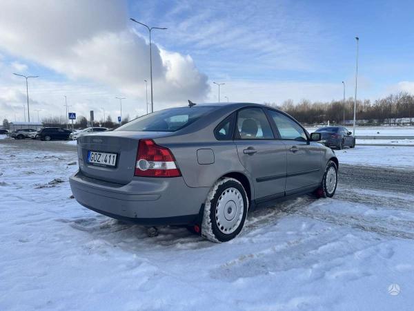 Pelēks Volvo S40 2004 Kauņa, ar dzinēja tilpumu 2.44 L un nobraukumu 195 tūkst. km par 1750 €, foto 9 vietnē AUTOMOTO.COM.LV