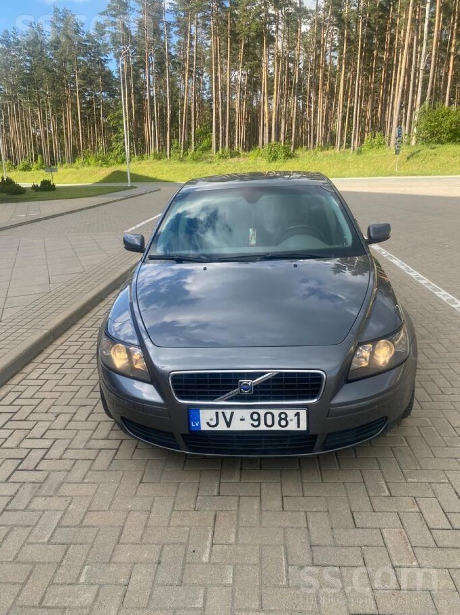 Pelēks Volvo S40 2004 Rīga, ar dzinēja tilpumu 2.00 L un nobraukumu 338 tūkst. km par 1600 €, foto 1 vietnē AUTOMOTO.COM.LV