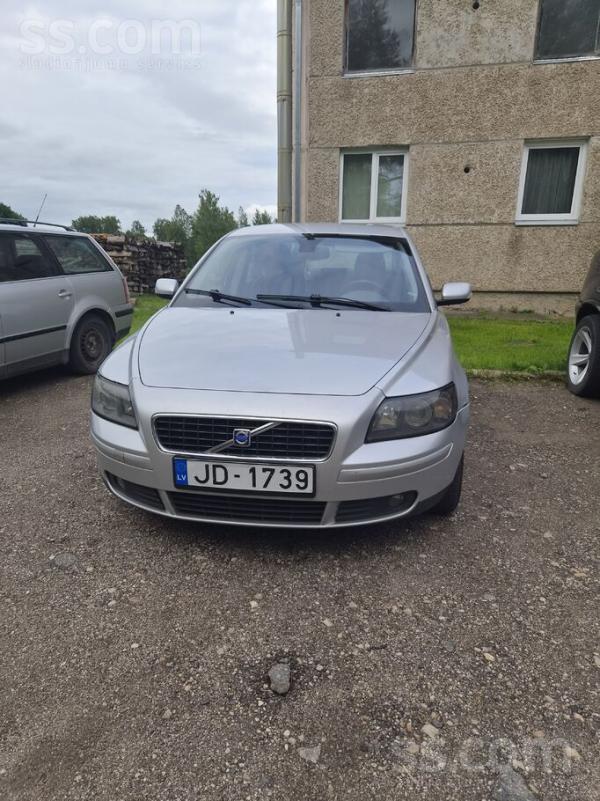 Pelēks Volvo S40 2004 Gulbene, ar dzinēja tilpumu 2.00 L un nobraukumu 364 tūkst. km par 1450 €, foto 1 vietnē AUTOMOTO.COM.LV