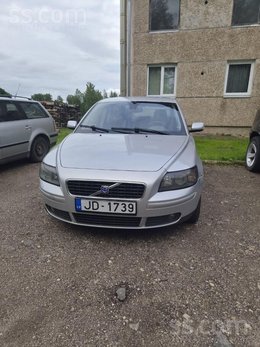 Pelēks Volvo S40 2004 Gulbene, ar dzinēja tilpumu 2.00 L un nobraukumu 364 tūkst. km par 1450 €, foto 1 vietnē AUTOMOTO.COM.LV