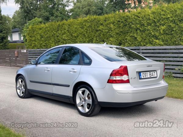 Pelēks Volvo S40 2004 Tallina, ar dzinēja tilpumu 2.40 L un nobraukumu 338 tūkst. km par 1850 €, foto 4 vietnē AUTOMOTO.COM.LV