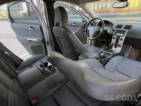 Grey Volvo S40 2004 in Riga, with an engine capacity of 2.00 L and mileage of 342 thousand km for 2250 €, photo 9 on AUTOMOTO.COM.LV
