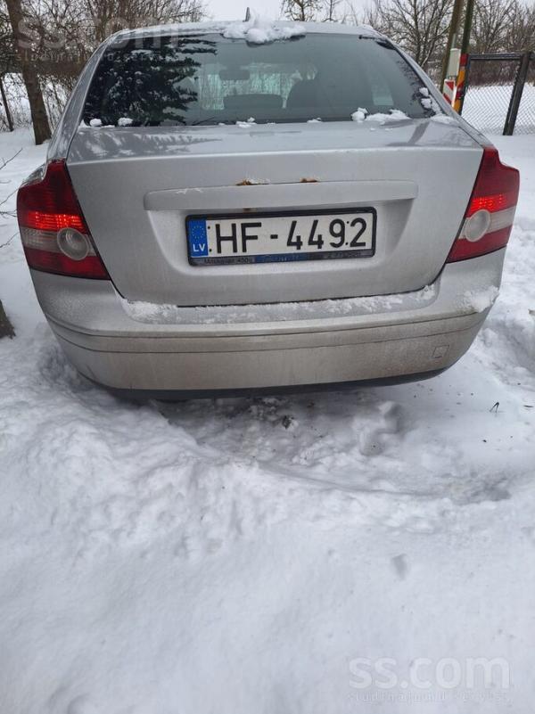 Grey Volvo S40 2004 in Dobele, with an engine capacity of 2.40 L and mileage of 220 thousand km for 1350 €, photo 4 on AUTOMOTO.COM.LV
