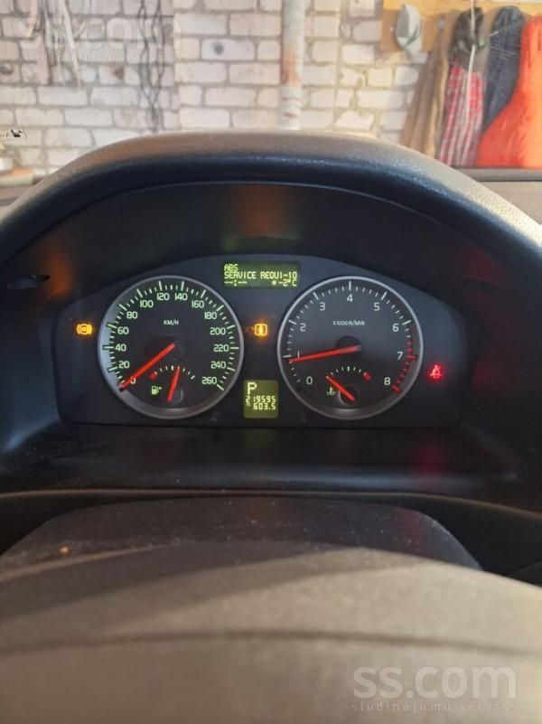 Grey Volvo S40 2004 in Dobele, with an engine capacity of 2.40 L and mileage of 220 thousand km for 1350 €, photo 5 on AUTOMOTO.COM.LV