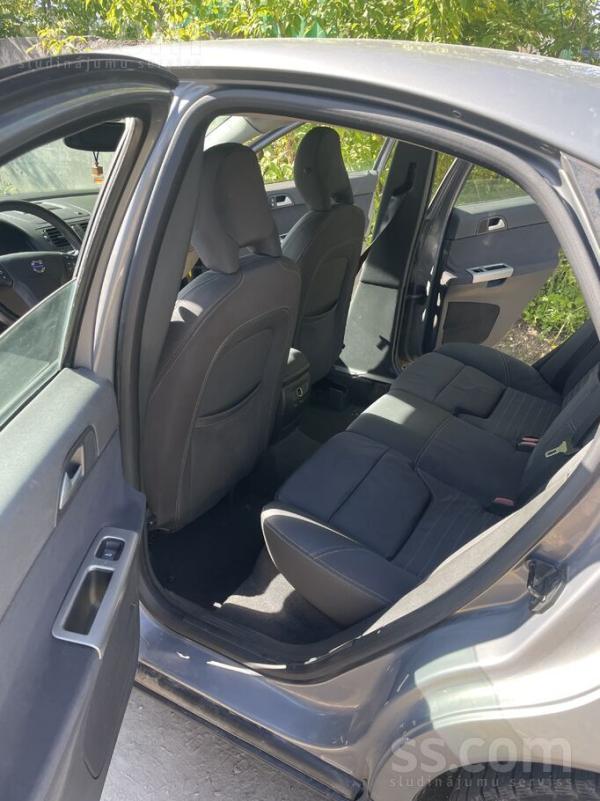 Pelēks Volvo S40 2004 Jelgava, ar dzinēja tilpumu 2.40 L un nobraukumu 288 tūkst. km par 1900 €, foto 4 vietnē AUTOMOTO.COM.LV