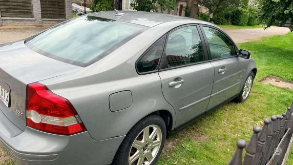 Volvo S40 2004 in Siauliai on AUTOMOTO.COM.LV Grey Volvo S40 2004 in Siauliai, with an engine capacity of 2.00 L and mileage of 255 thousand km for 1300 €, photo 4 on AUTOMOTO.COM.LV