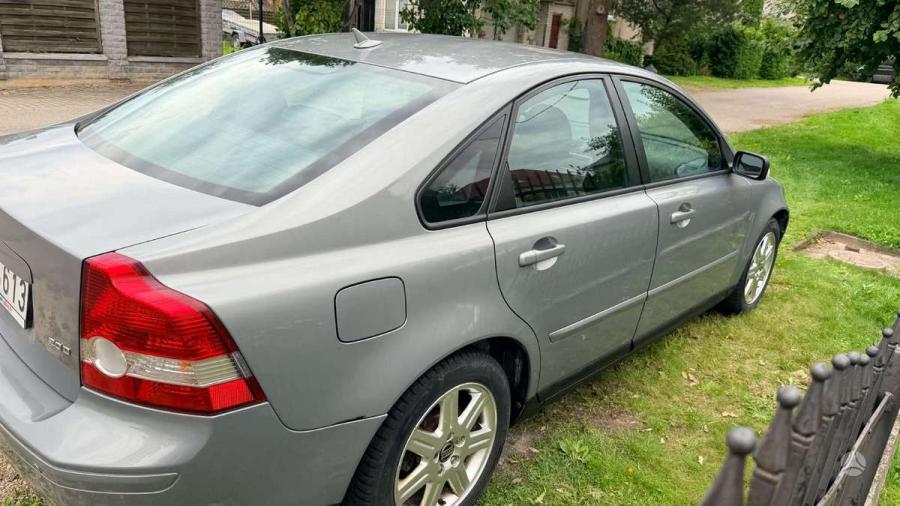 Grey Volvo S40 2004 in Siauliai, with an engine capacity of 2.00 L and mileage of 255 thousand km for 1300 €, photo 4 on AUTOMOTO.COM.LV