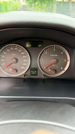 Grey Volvo S40 2004 in Siauliai, with an engine capacity of 2.00 L and mileage of 255 thousand km for 1300 €, photo 9 on AUTOMOTO.COM.LV