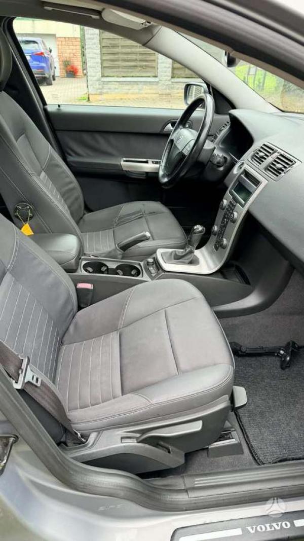 Volvo S40 2004 in Siauliai on AUTOMOTO.COM.LV Grey Volvo S40 2004 in Siauliai, with an engine capacity of 2.00 L and mileage of 255 thousand km for 1300 €, photo 11 on AUTOMOTO.COM.LV