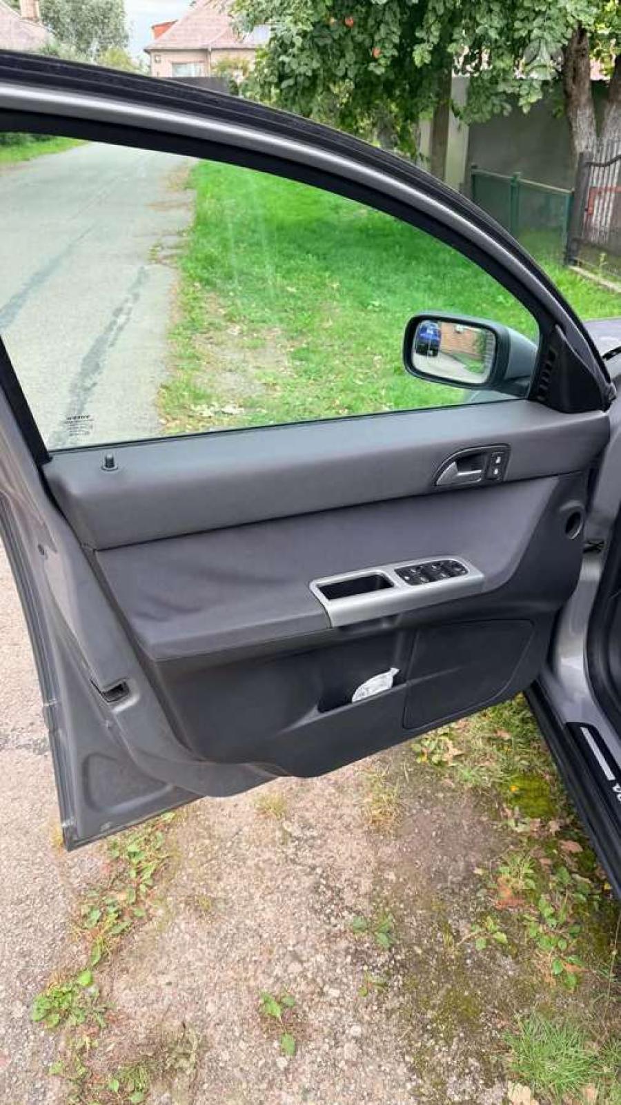 Grey Volvo S40 2004 in Siauliai, with an engine capacity of 2.00 L and mileage of 255 thousand km for 1300 €, photo 15 on AUTOMOTO.COM.LV