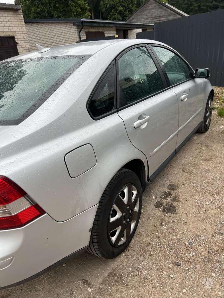 Grey Volvo S40 2004 in Taurage, with an engine capacity of 2.00 L and mileage of 410 thousand km for 1000 €, photo 4 on AUTOMOTO.COM.LV
