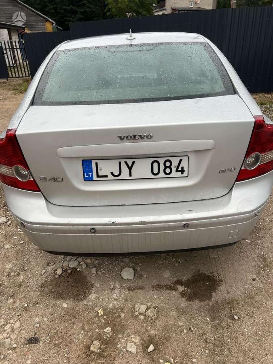 Grey Volvo S40 2004 in Taurage, with an engine capacity of 2.00 L and mileage of 410 thousand km for 1000 €, photo 5 on AUTOMOTO.COM.LV