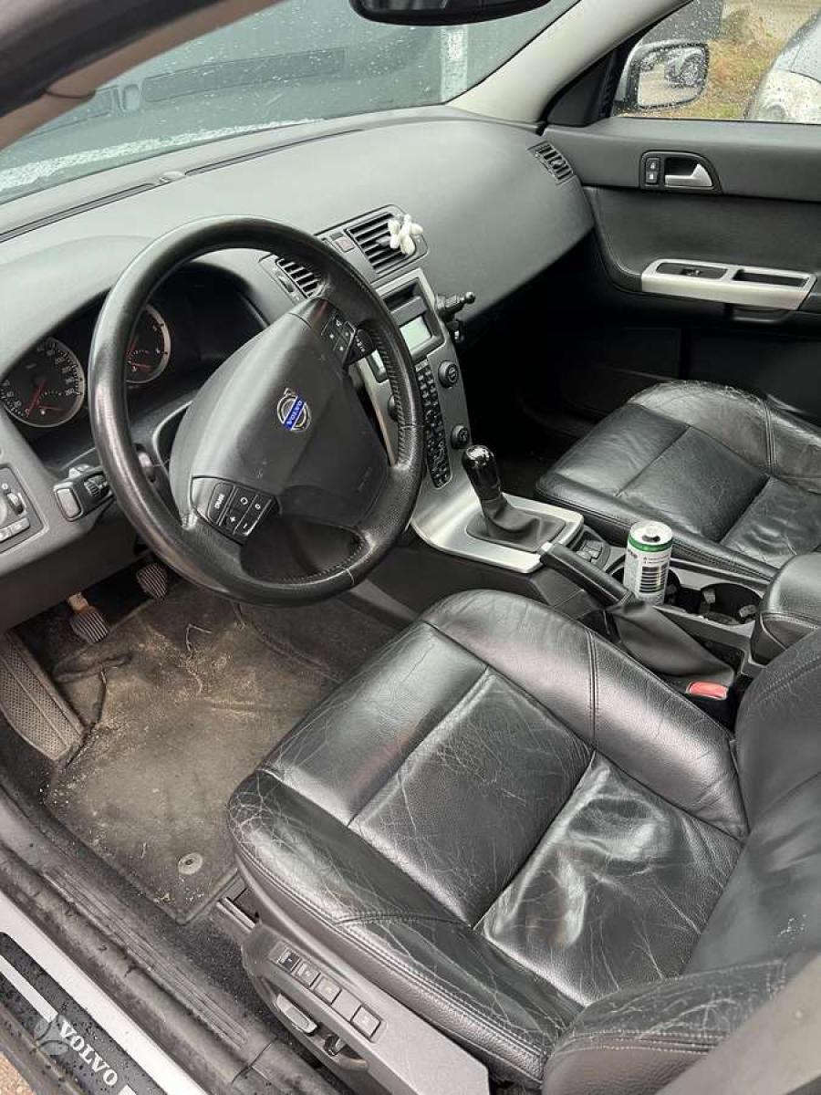 Grey Volvo S40 2004 in Taurage, with an engine capacity of 2.00 L and mileage of 410 thousand km for 1000 €, photo 10 on AUTOMOTO.COM.LV