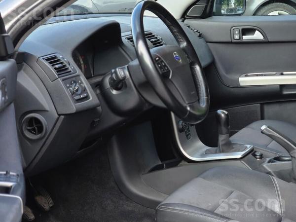 Pelēks Volvo S40 2004 Liepāja, ar dzinēja tilpumu 2.40 L un nobraukumu 256 tūkst. km par 1950 €, foto 9 vietnē AUTOMOTO.COM.LV