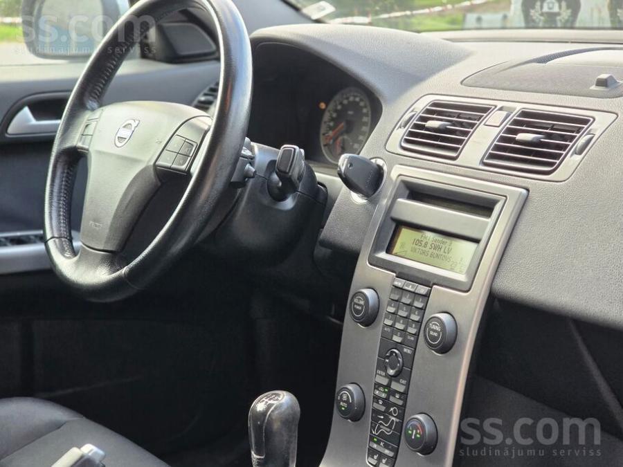 Pelēks Volvo S40 2004 Liepāja, ar dzinēja tilpumu 2.40 L un nobraukumu 256 tūkst. km par 1950 €, foto 12 vietnē AUTOMOTO.COM.LV